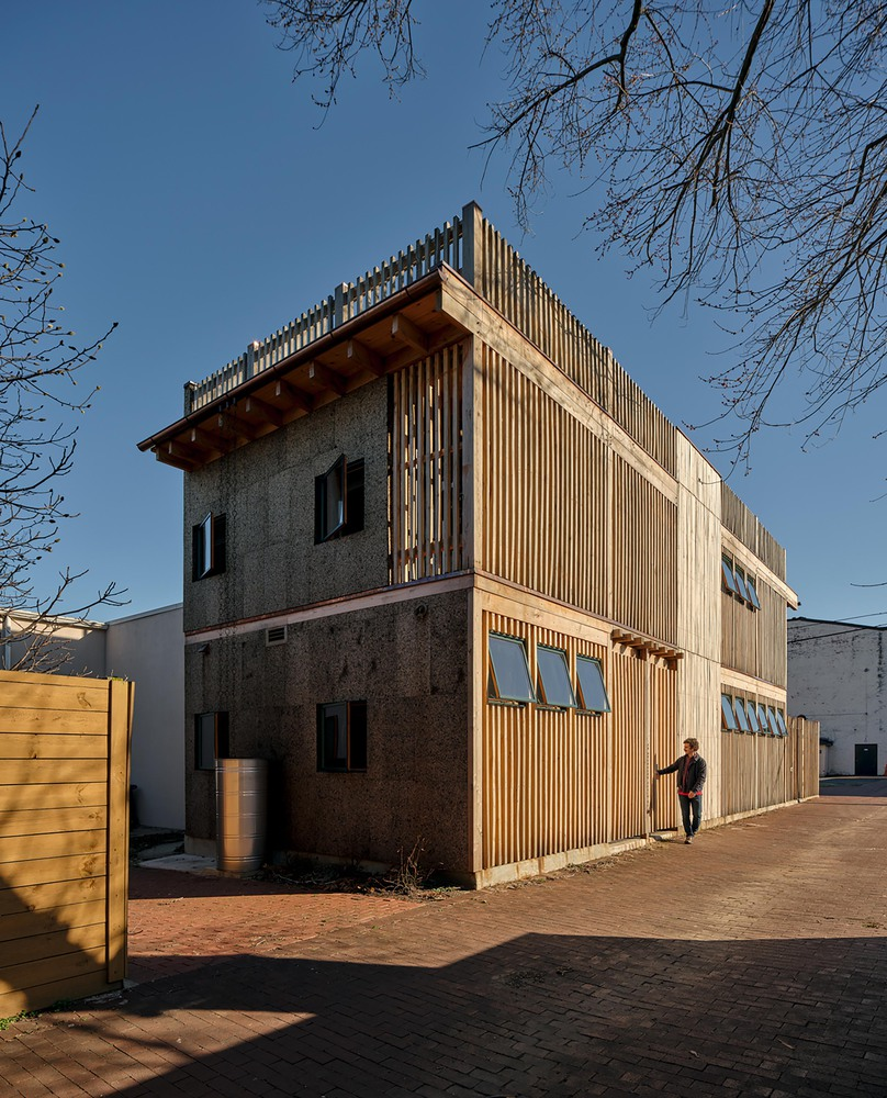 Sustainable Material Architecture: Brown House by BLDUS | Architecture ...