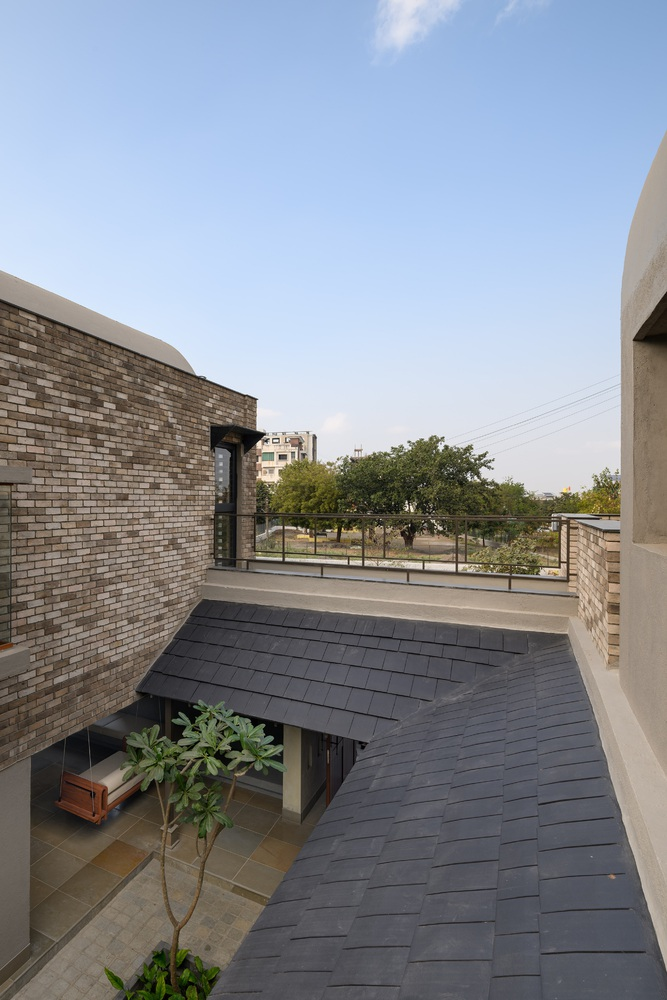 Osari Residence: A Contemporary Take on Traditional Courtyard House ...