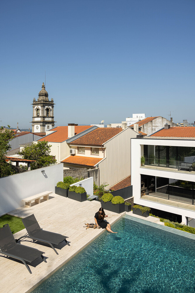 Modern Urban House Design: SA House by Sandro Ferreira Arquitectura ...