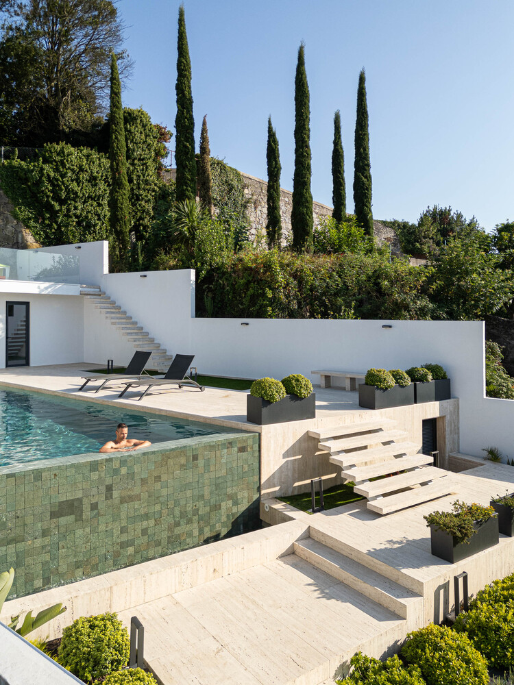 Modern Urban House Design: SA House by Sandro Ferreira Arquitectura ...