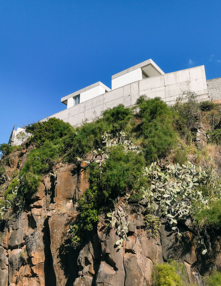 House in Serrado da Adega: A Modern Coastal House Design in Portugal ...