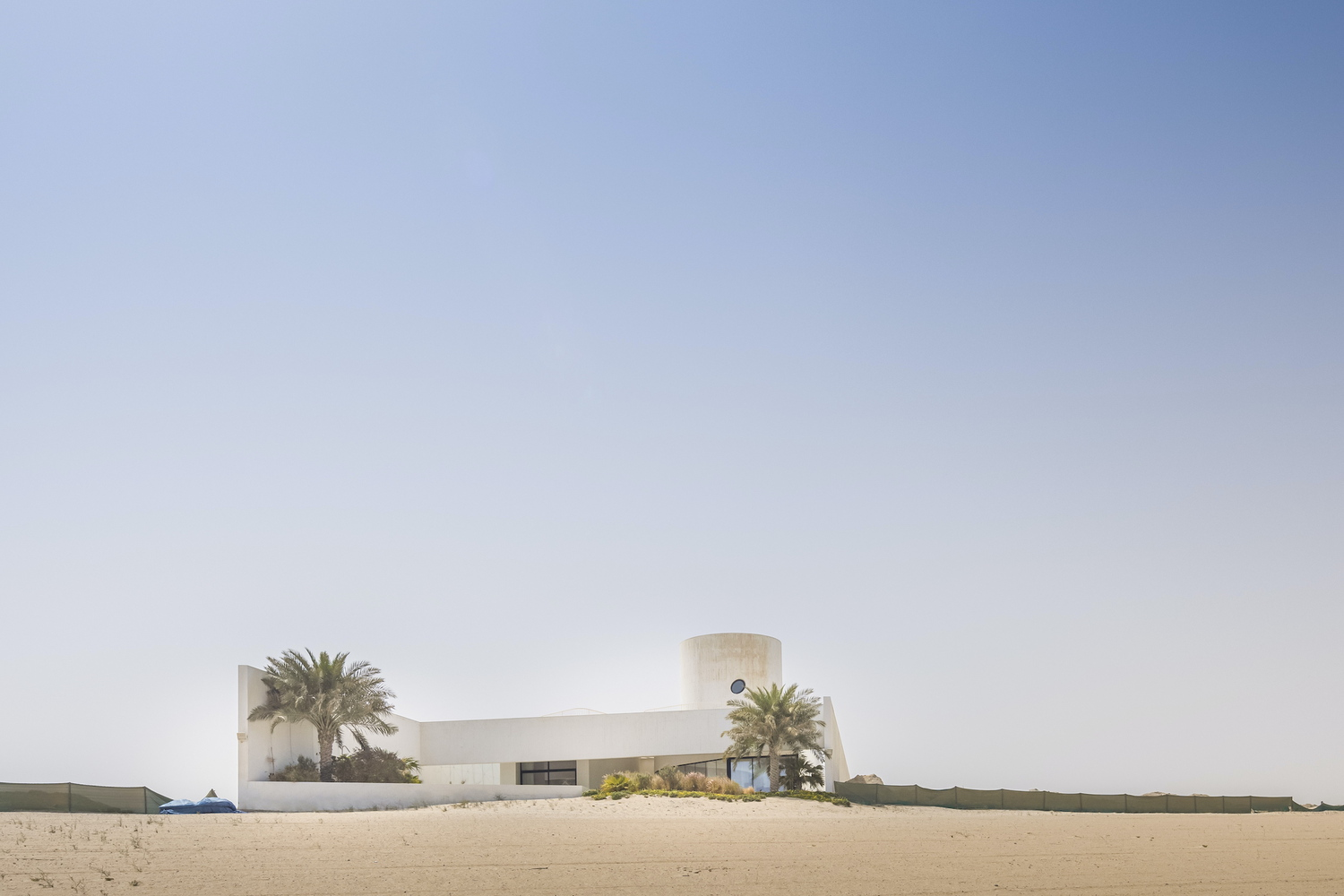 White Fortress House: An Exemplary Modern Desert Architecture ...