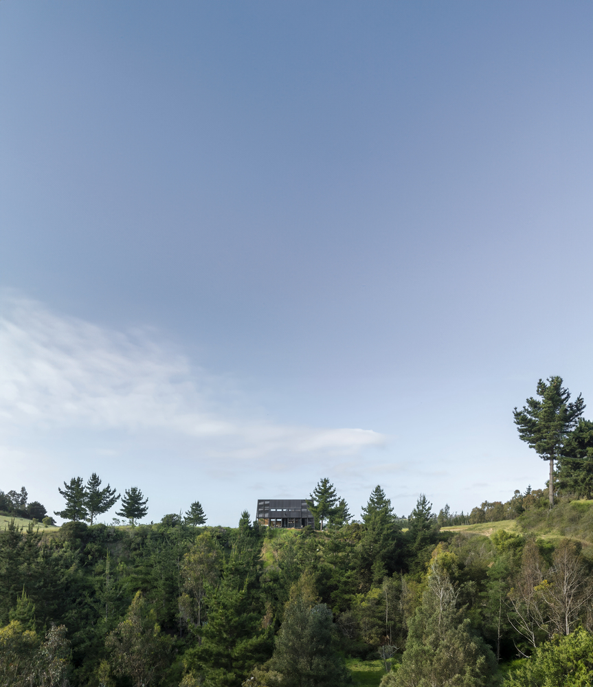 Modern Wooden Cabin Design: Shelter 45 by Gonzalo Rufin Arquitectos and ...