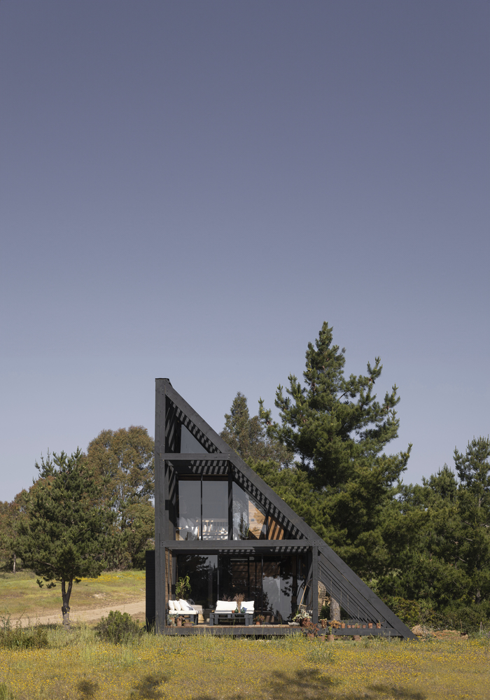 Modern Wooden Cabin Design: Shelter 45 by Gonzalo Rufin Arquitectos and ...