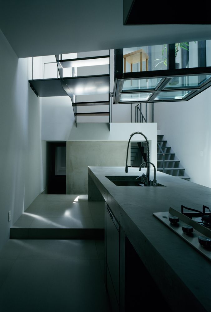 Modern Japanese House Design: Sunroom House in Tsukaguchi by ...