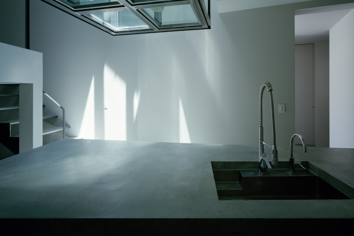 Modern Japanese House Design: Sunroom House in Tsukaguchi by ...