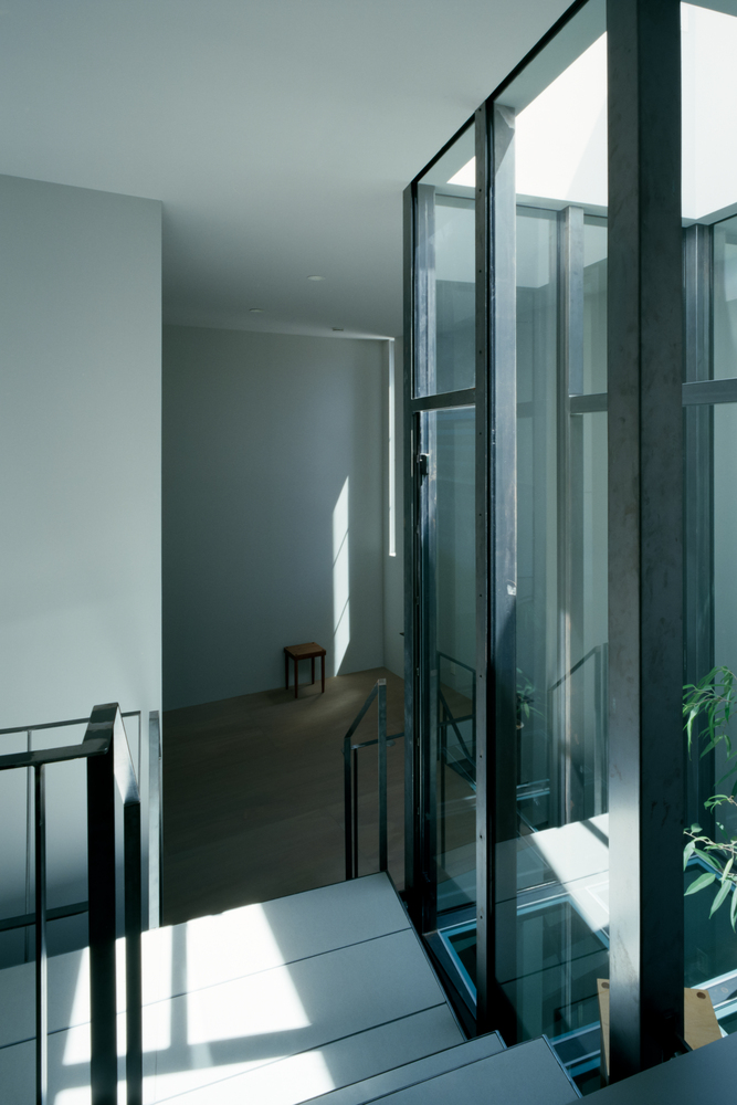 Modern Japanese House Design: Sunroom House in Tsukaguchi by ...