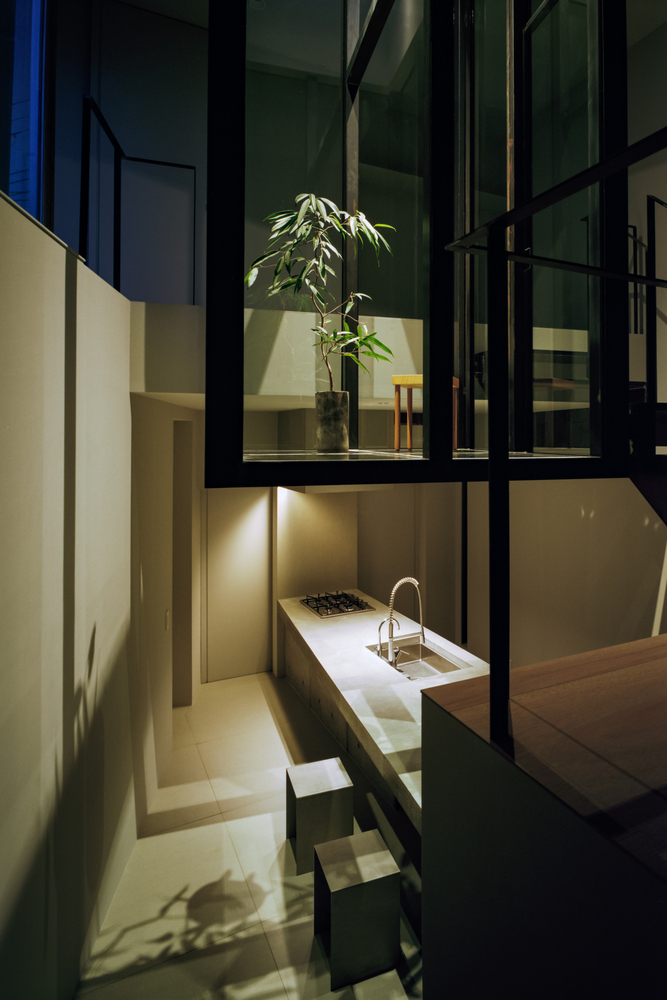 Modern Japanese House Design: Sunroom House in Tsukaguchi by ...