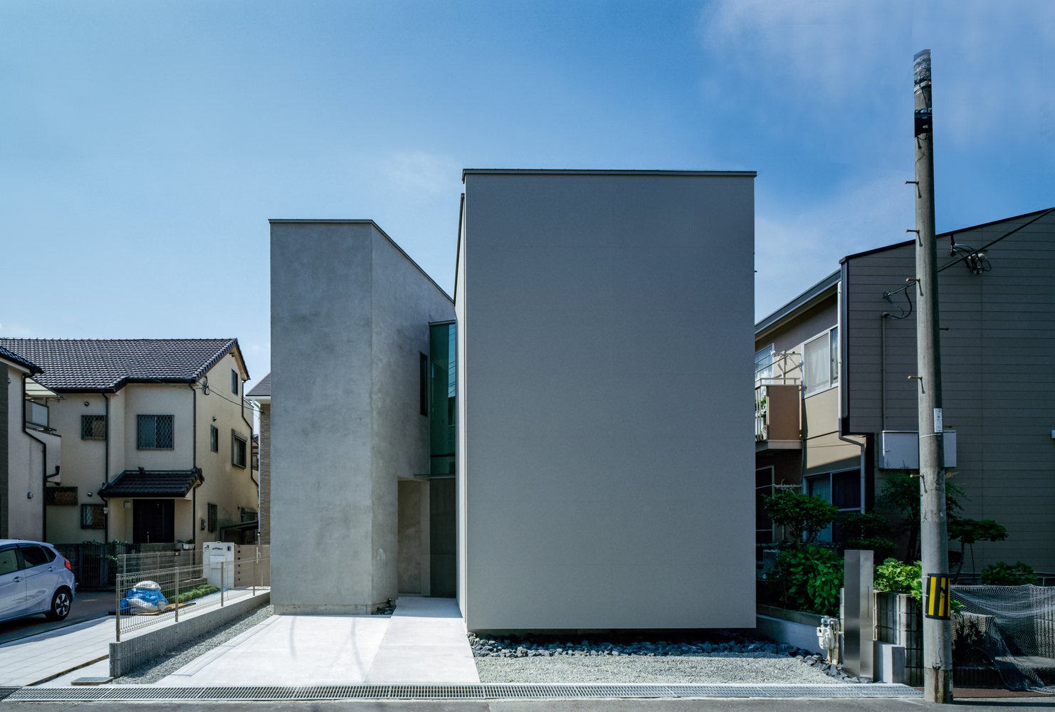 Modern Japanese House Design: Sunroom House in Tsukaguchi by ...