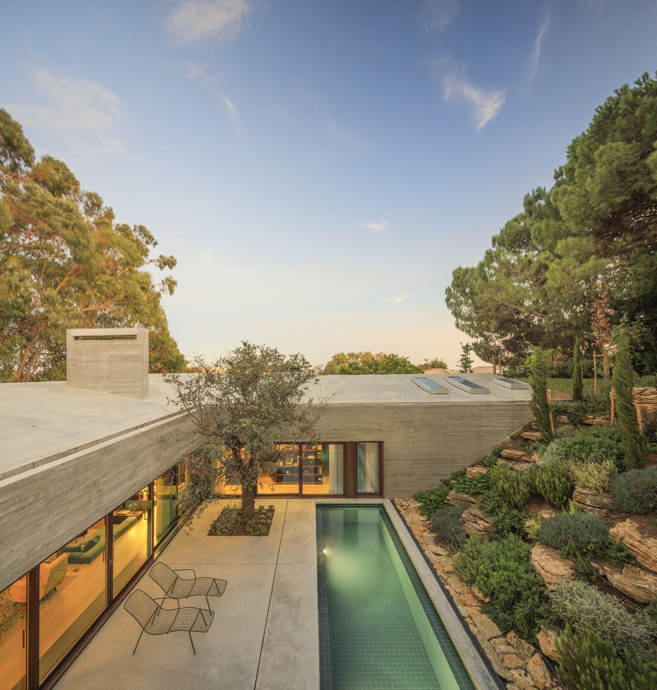 Oeiras House by OODA: Harmonizing Architecture with Nature | Housing Story