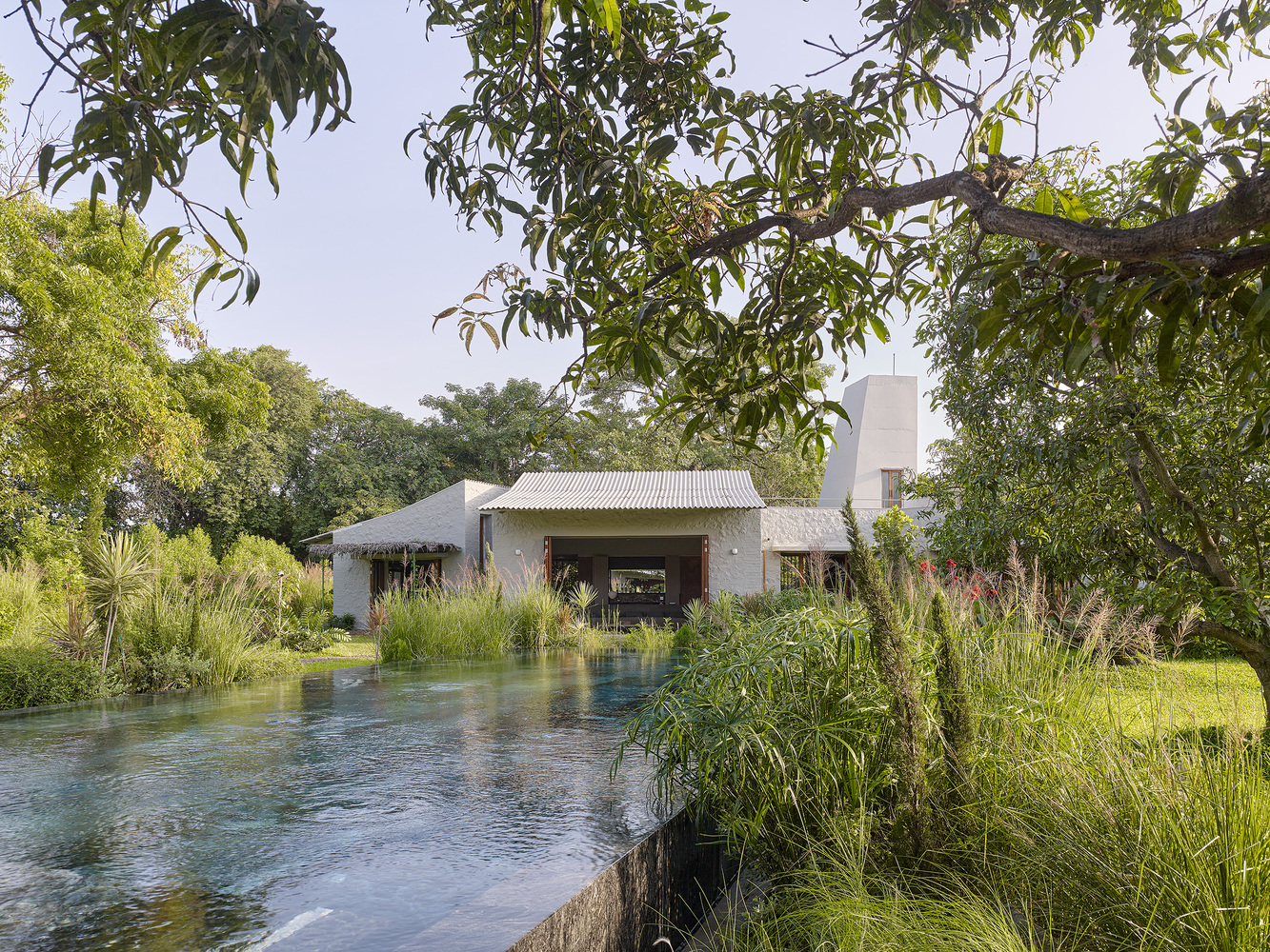 Tropical Modern Villa: Villa Uma by Case Design in Alibaug ...