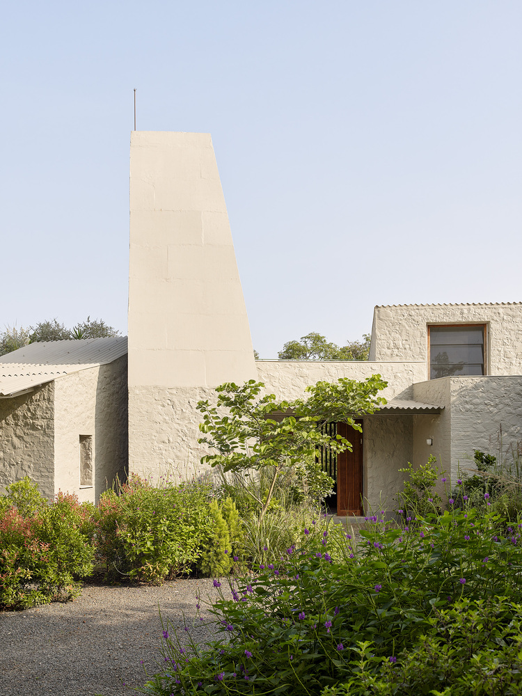 Tropical Modern Villa: Villa Uma by Case Design in Alibaug ...