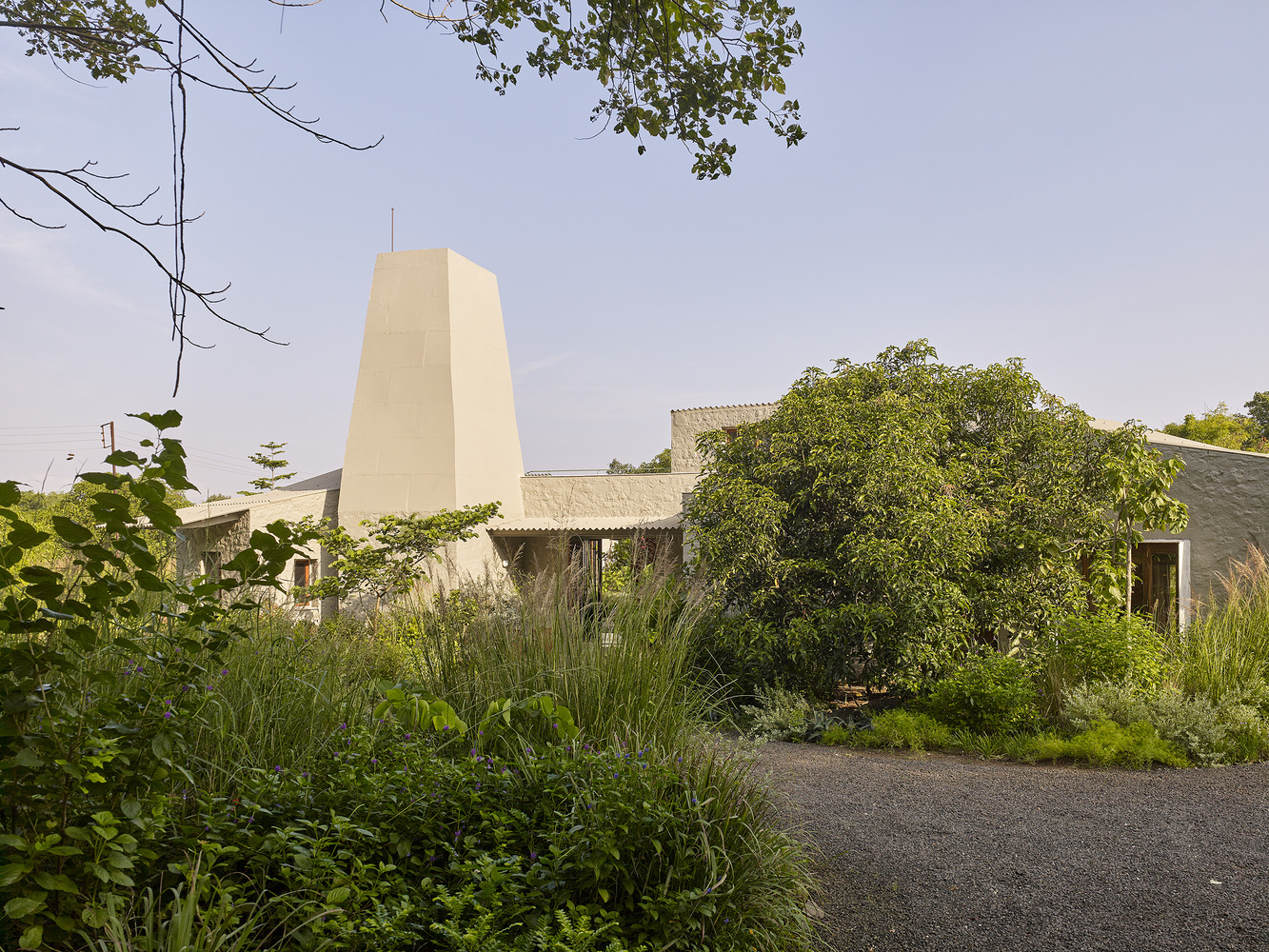 Tropical Modern Villa: Villa Uma by Case Design in Alibaug ...