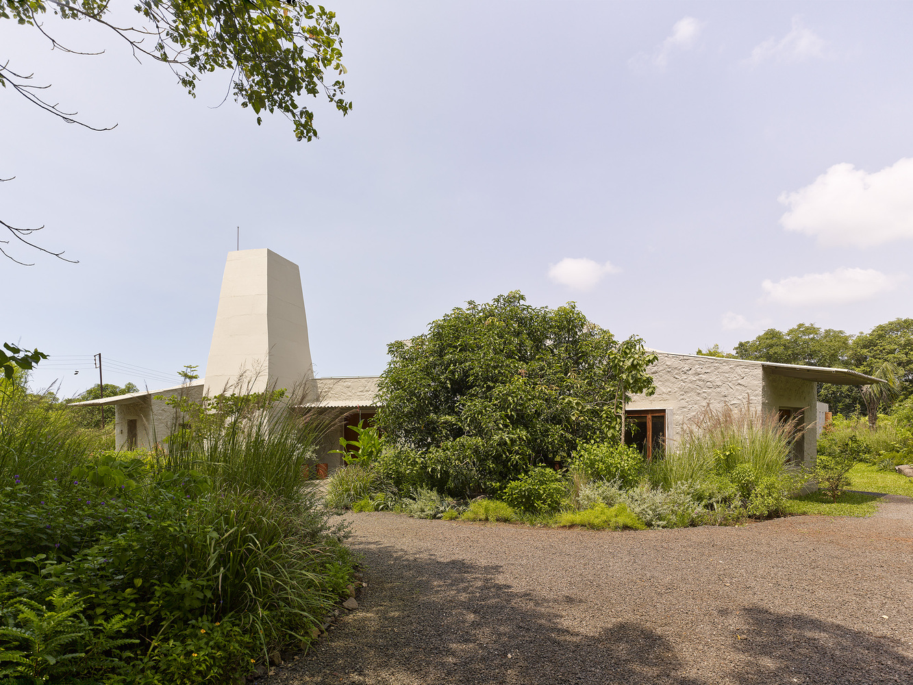 Tropical Modern Villa: Villa Uma by Case Design in Alibaug ...