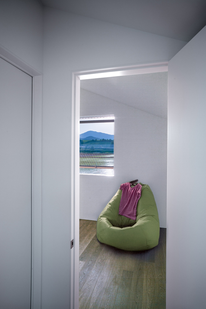 House W: A Net-Zero House Design by Florian Busch Architects ...