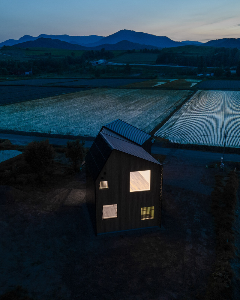 House W: A Net-Zero House Design by Florian Busch Architects ...