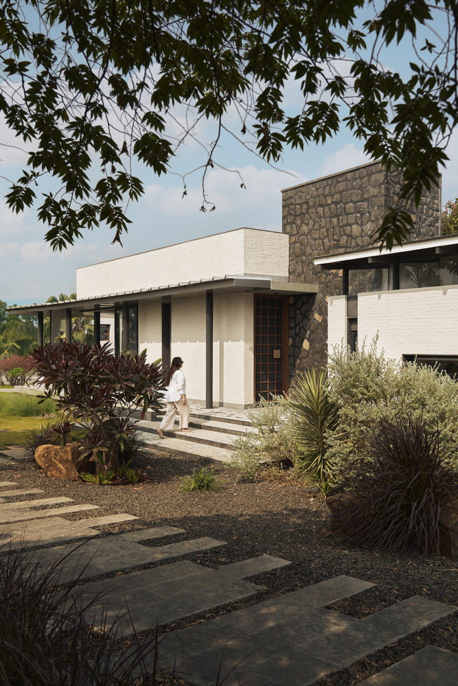 Pavilion House: A Modern Pavilion House Design Blending Nature and ...