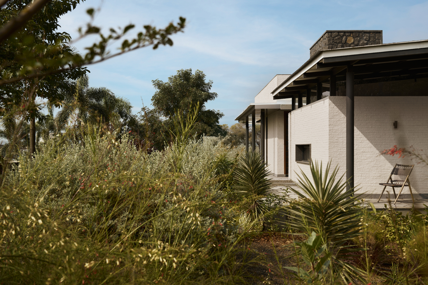 Pavilion House: A Modern Pavilion House Design Blending Nature and ...