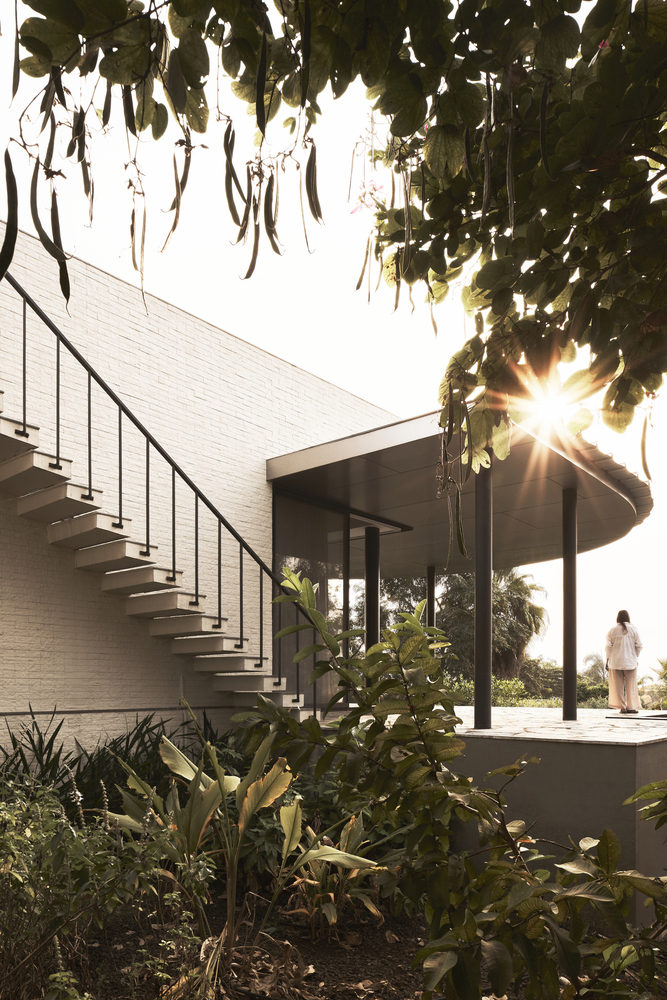 Pavilion House: A Modern Pavilion House Design Blending Nature and ...