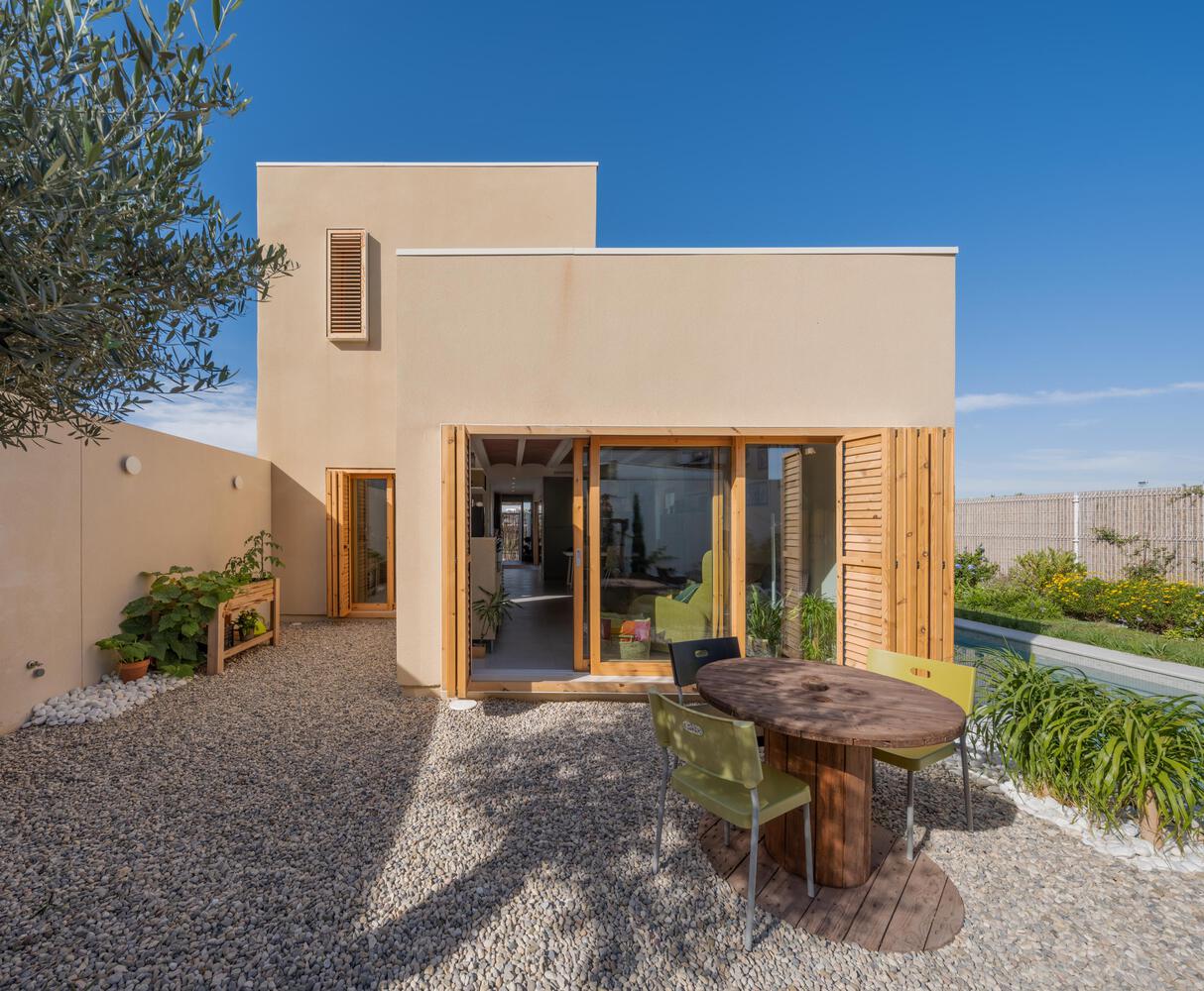 Passive and Bioclimatic Homes in Santiago de la Ribera by Ecoproyecta ...