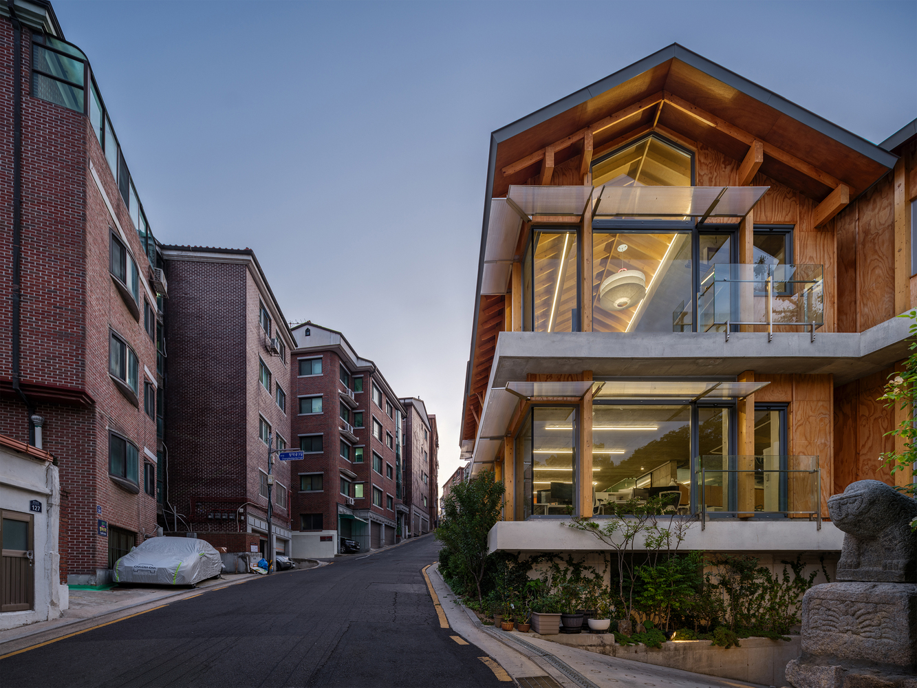 Modern Hanok Architecture: A Contemporary Studio in Wonso-dong by See ...