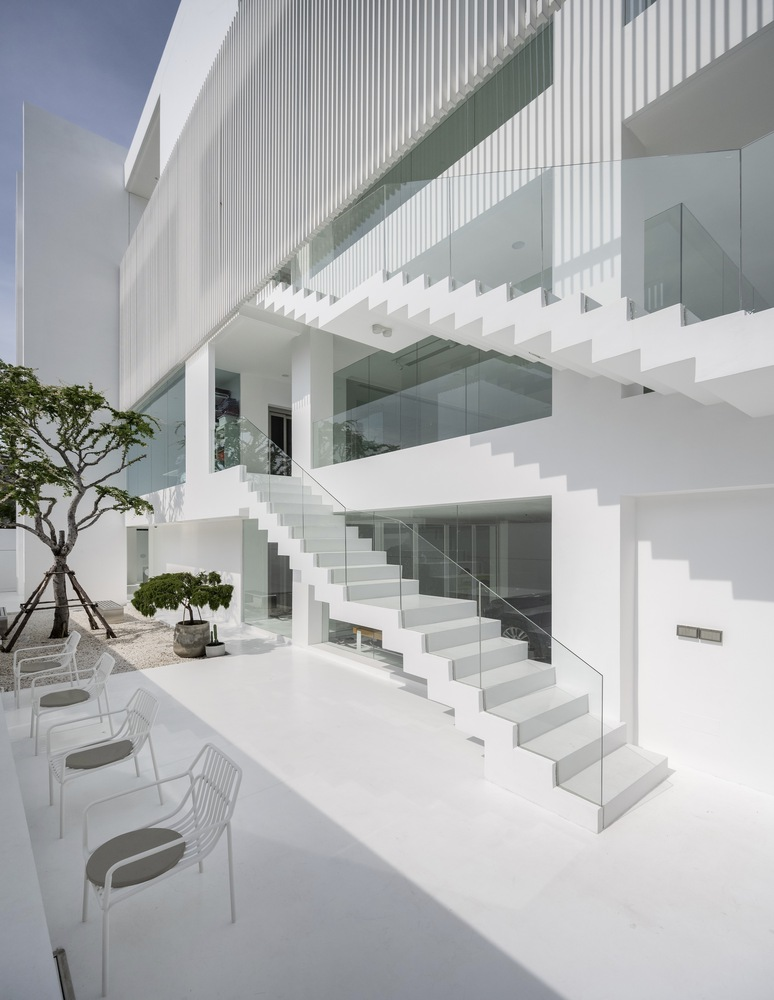 Canvas House by Unknown Surface Studio: A Harmonious Blend of Privacy ...