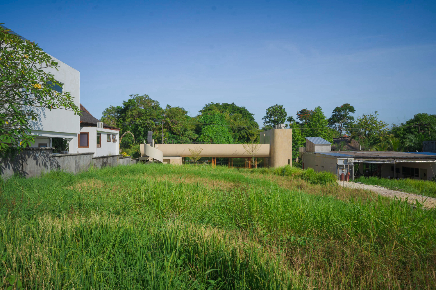 Sensorium Tropical Shelter: A Contemporary Fusion of Nature and ...