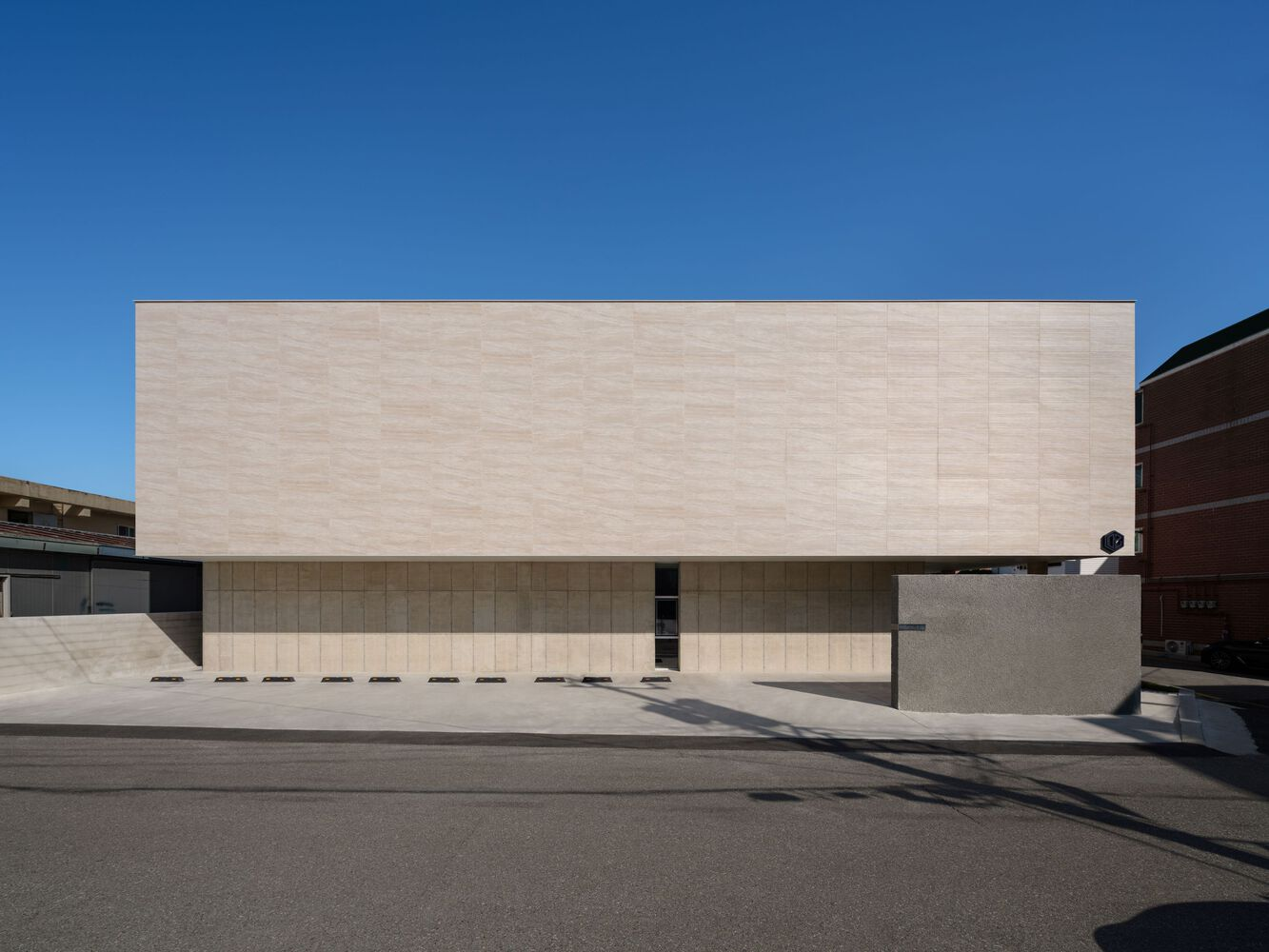 Architectural Voids in Modern Design: The Oztile Showroom by Atelier ...