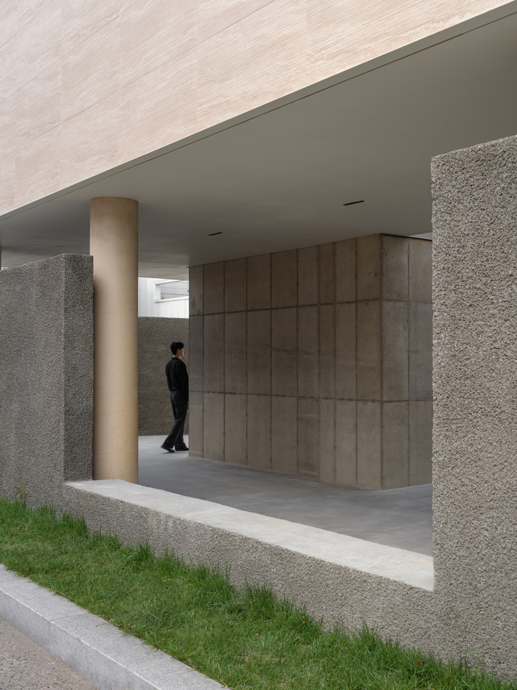 Architectural Voids in Modern Design: The Oztile Showroom by Atelier ...