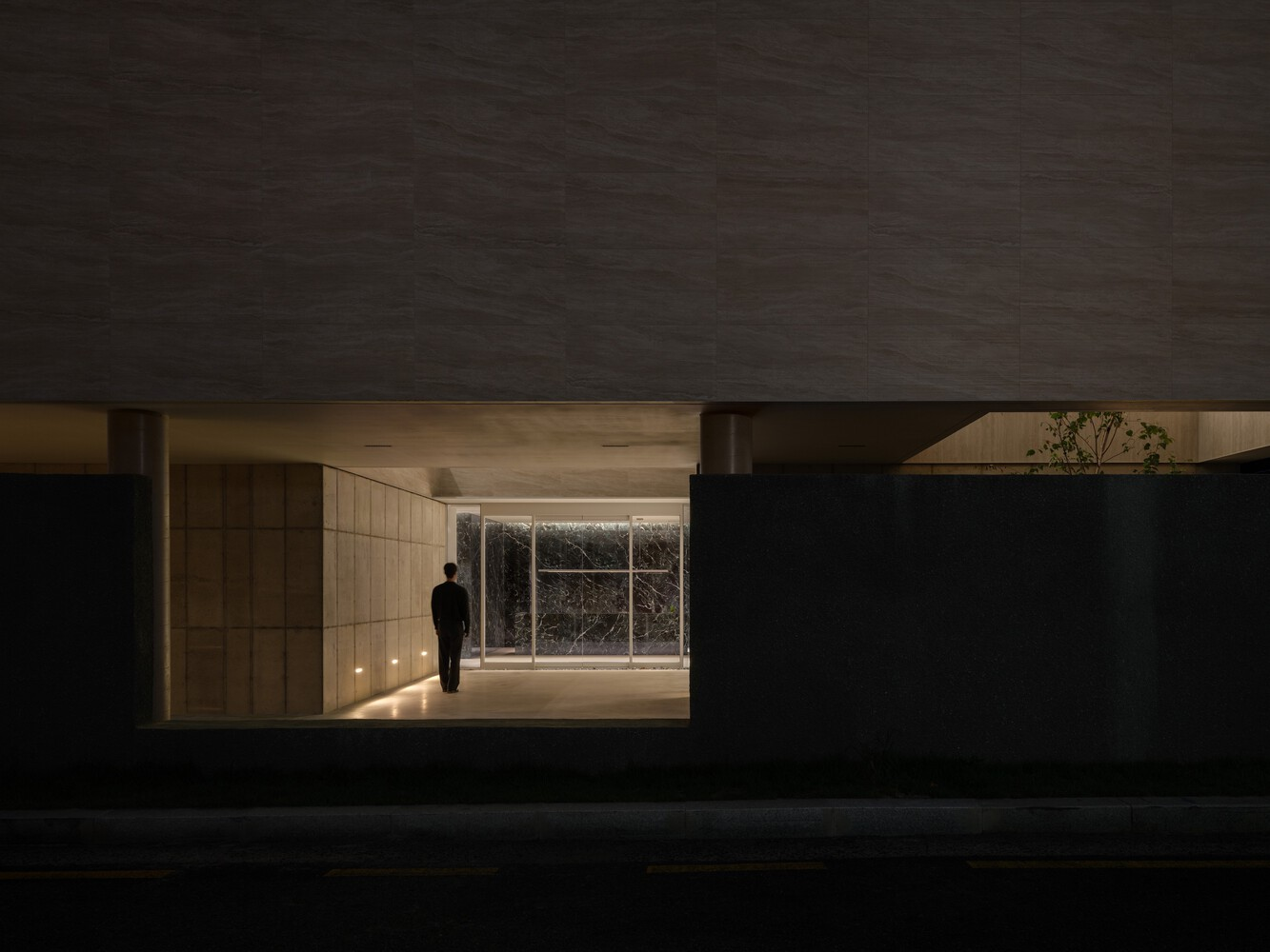 Architectural Voids in Modern Design: The Oztile Showroom by Atelier ...