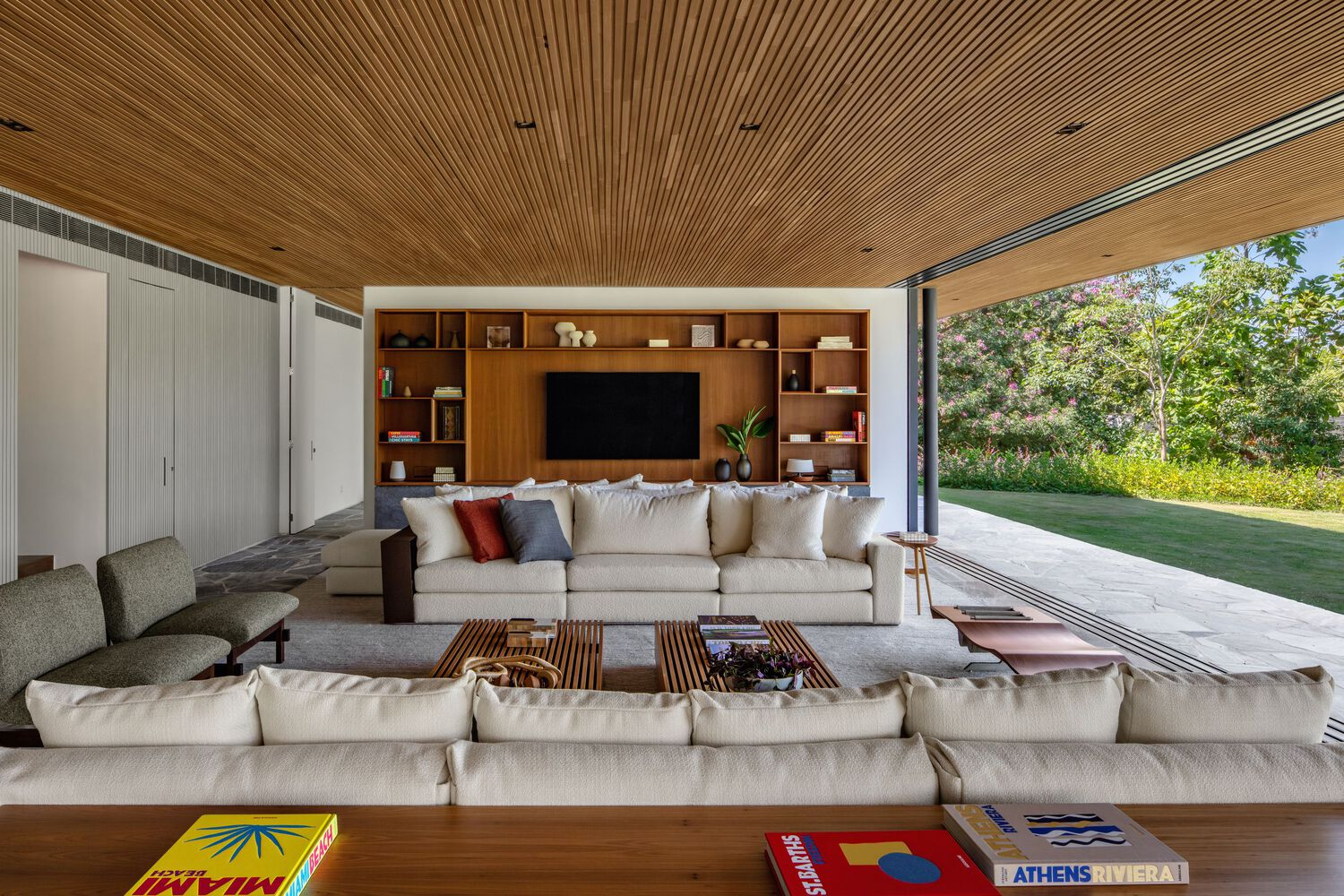 Modern Brazilian House Design: Floreira House by Matheus Farah + Manoel ...
