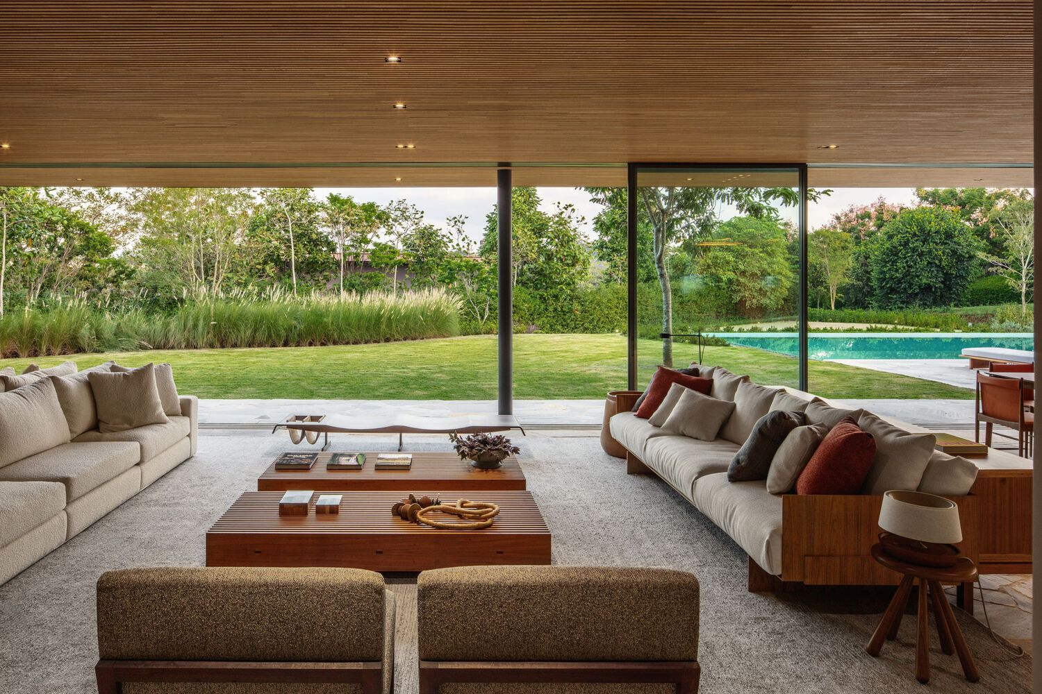 Modern Brazilian House Design: Floreira House by Matheus Farah + Manoel ...