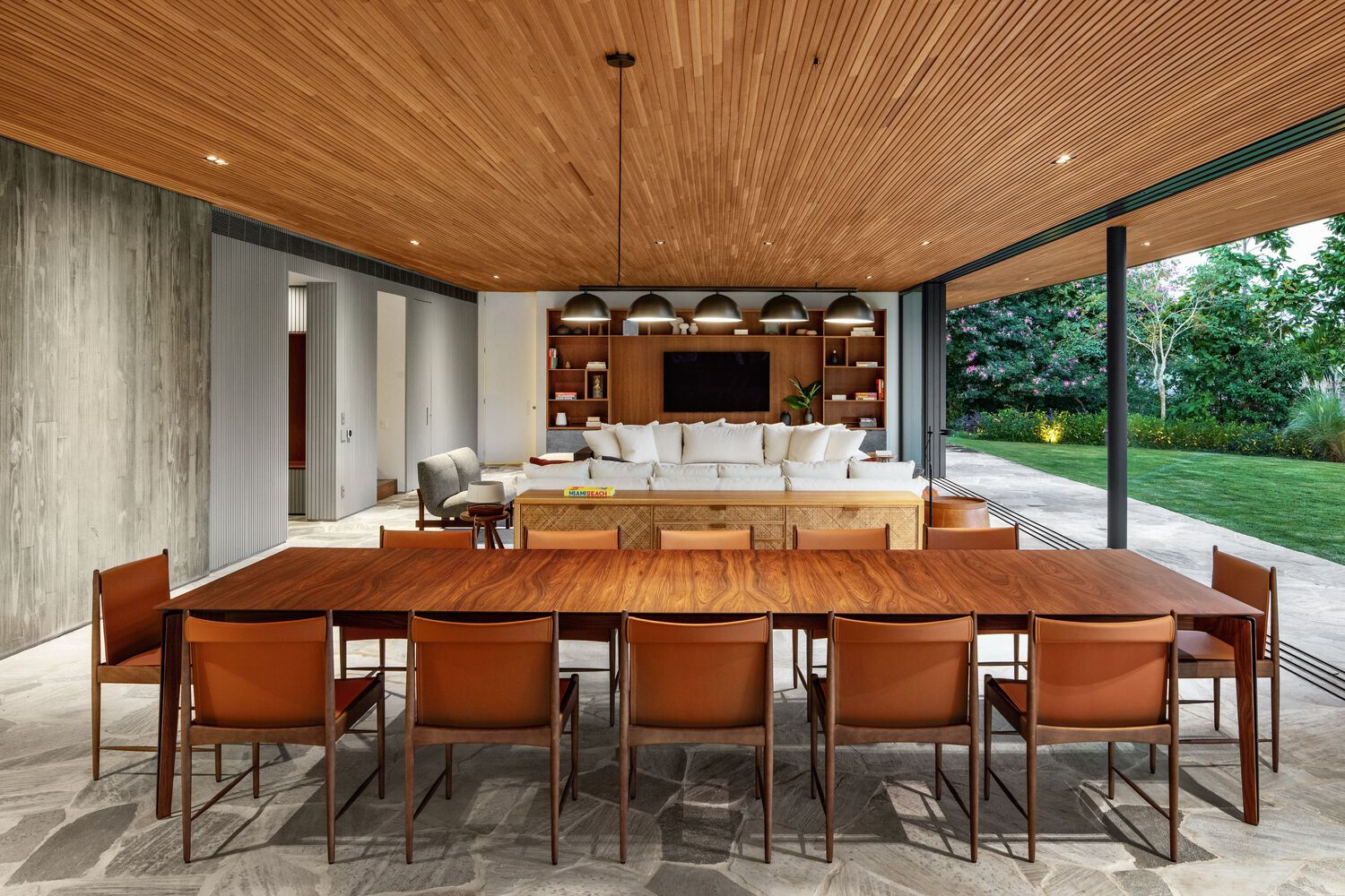 Modern Brazilian House Design: Floreira House by Matheus Farah + Manoel ...