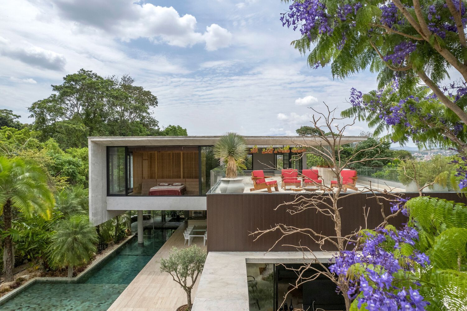 Modern Brazilian House Design in Harmony with Nature: Pirenópolis House ...