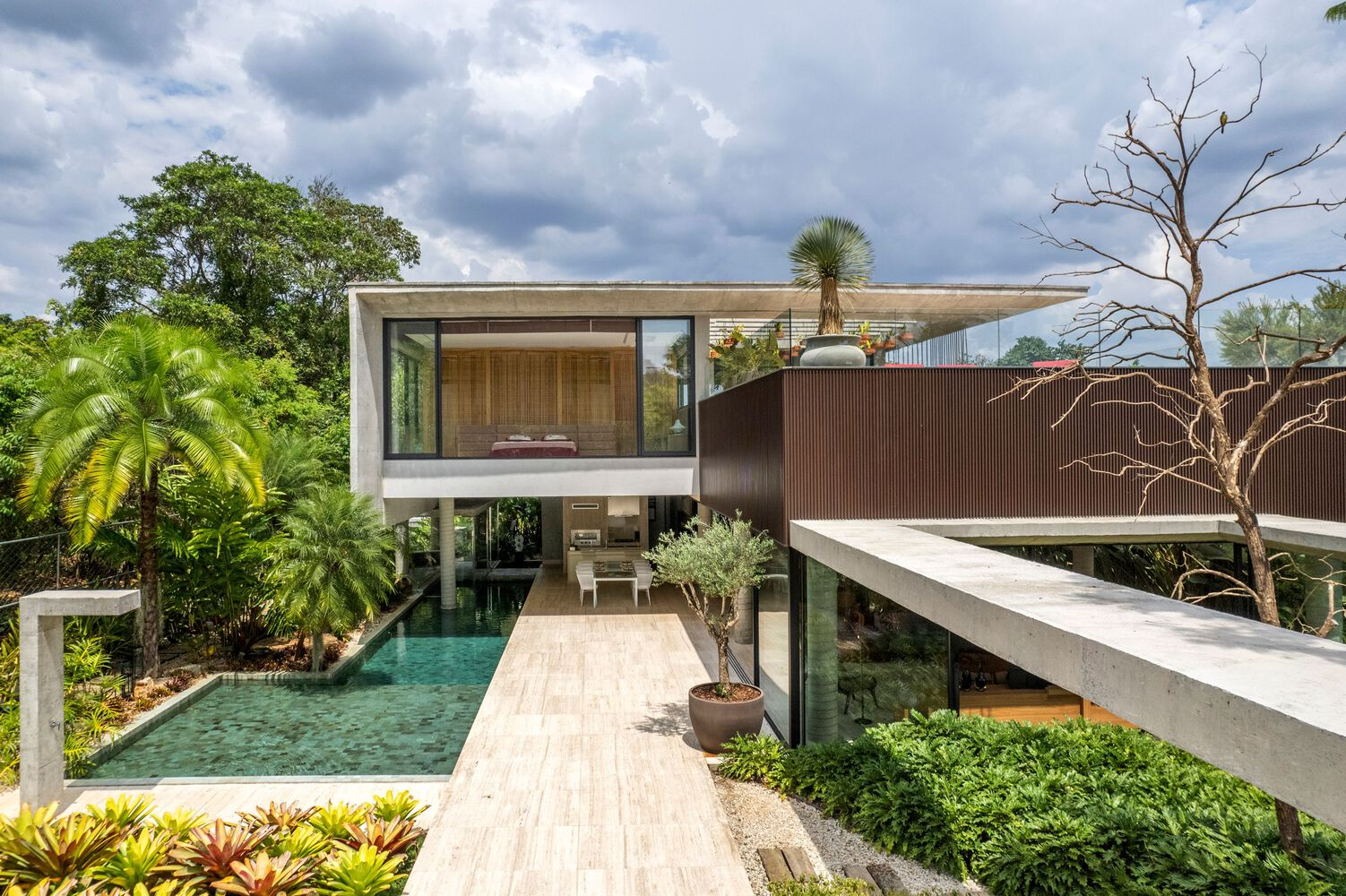 Modern Brazilian House Design in Harmony with Nature: Pirenópolis House ...