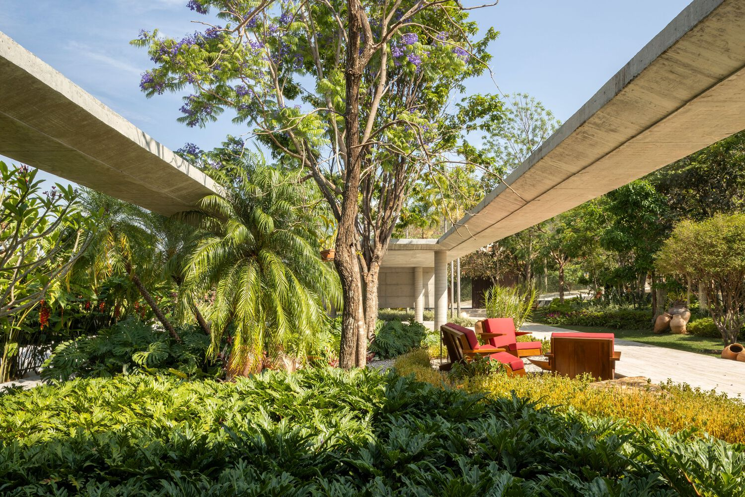 Modern Brazilian House Design in Harmony with Nature: Pirenópolis House ...