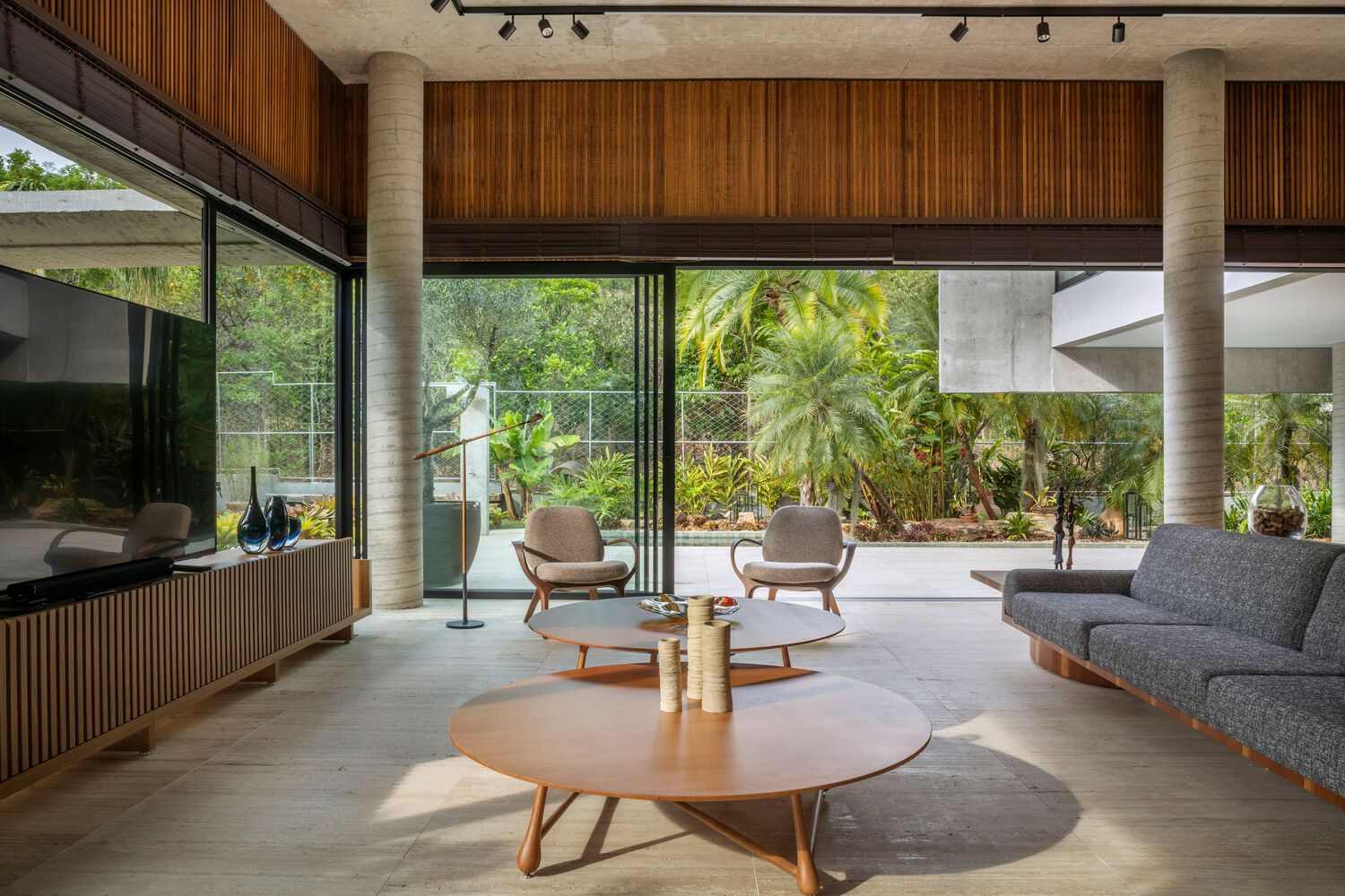 Modern Brazilian House Design in Harmony with Nature: Pirenópolis House ...