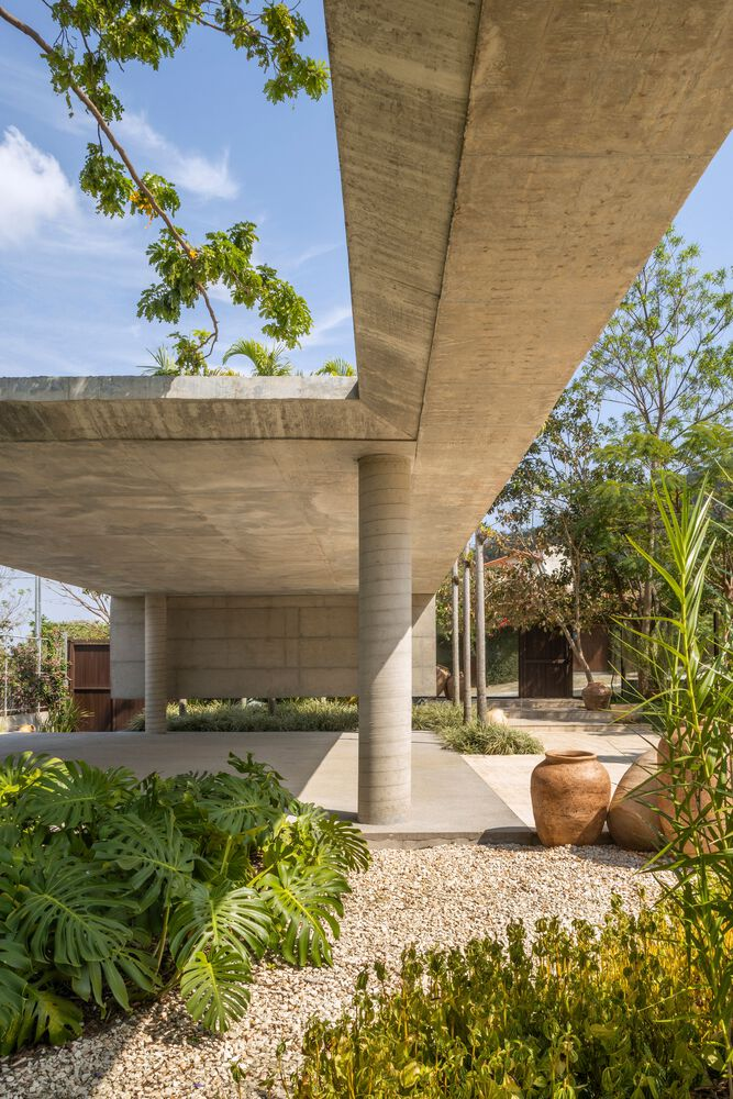 Modern Brazilian House Design in Harmony with Nature: Pirenópolis House ...