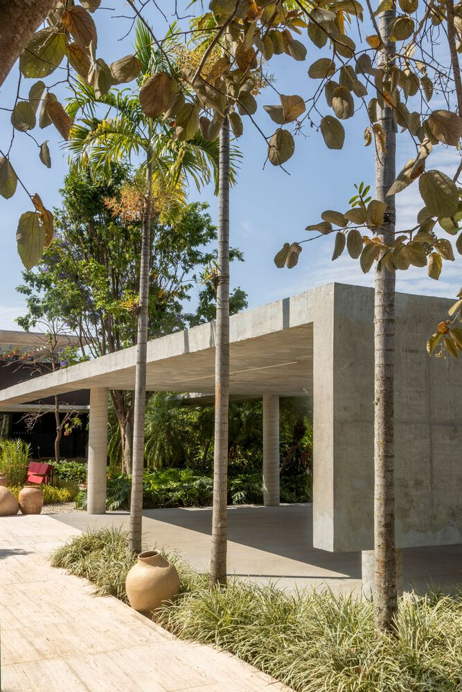 Modern Brazilian House Design in Harmony with Nature: Pirenópolis House ...