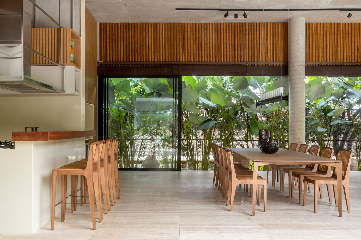 Modern Brazilian House Design in Harmony with Nature: Pirenópolis House ...