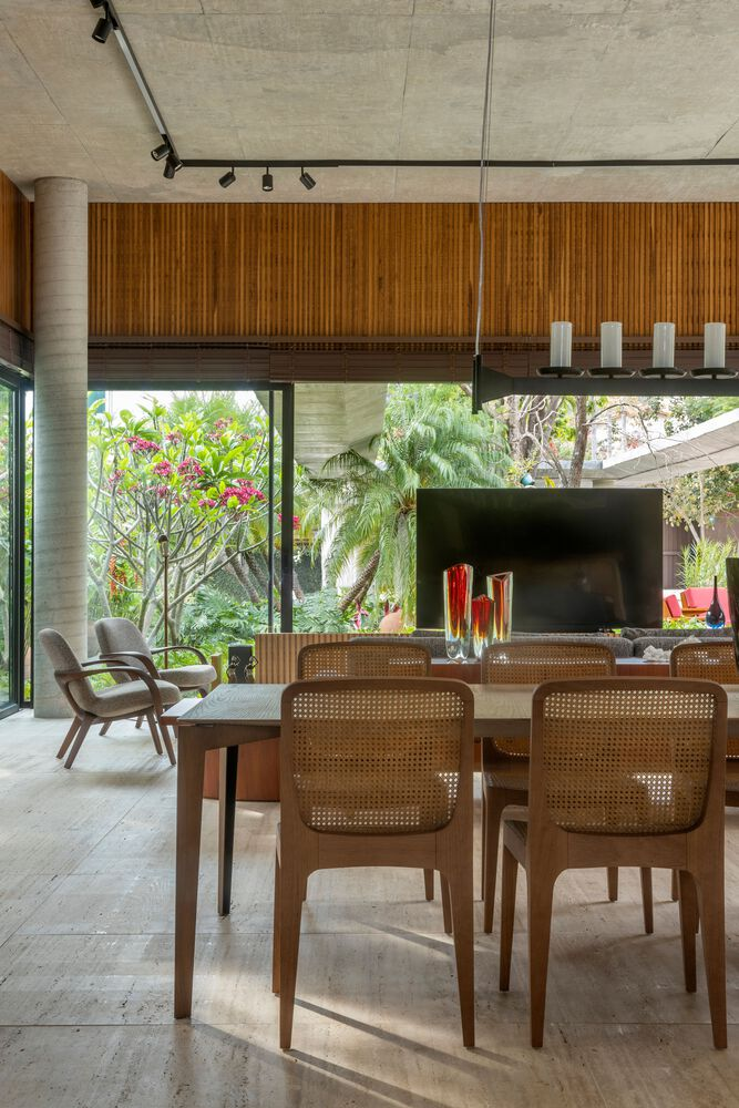 Modern Brazilian House Design in Harmony with Nature: Pirenópolis House ...