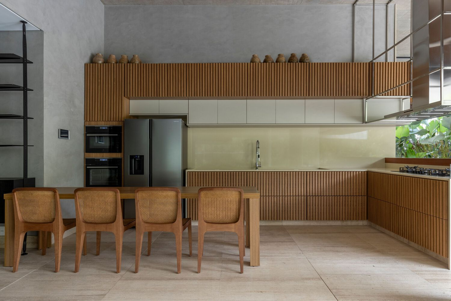 Modern Brazilian House Design in Harmony with Nature: Pirenópolis House ...