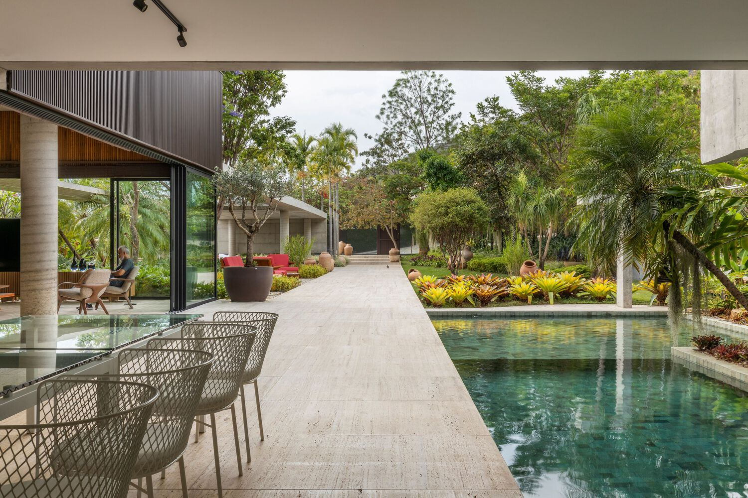 Modern Brazilian House Design in Harmony with Nature: Pirenópolis House ...