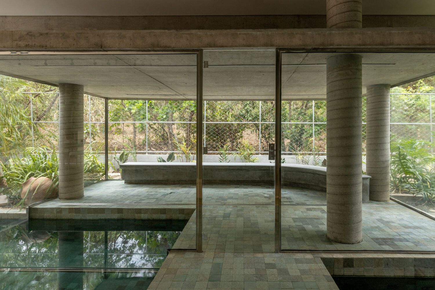 Modern Brazilian House Design in Harmony with Nature: Pirenópolis House ...