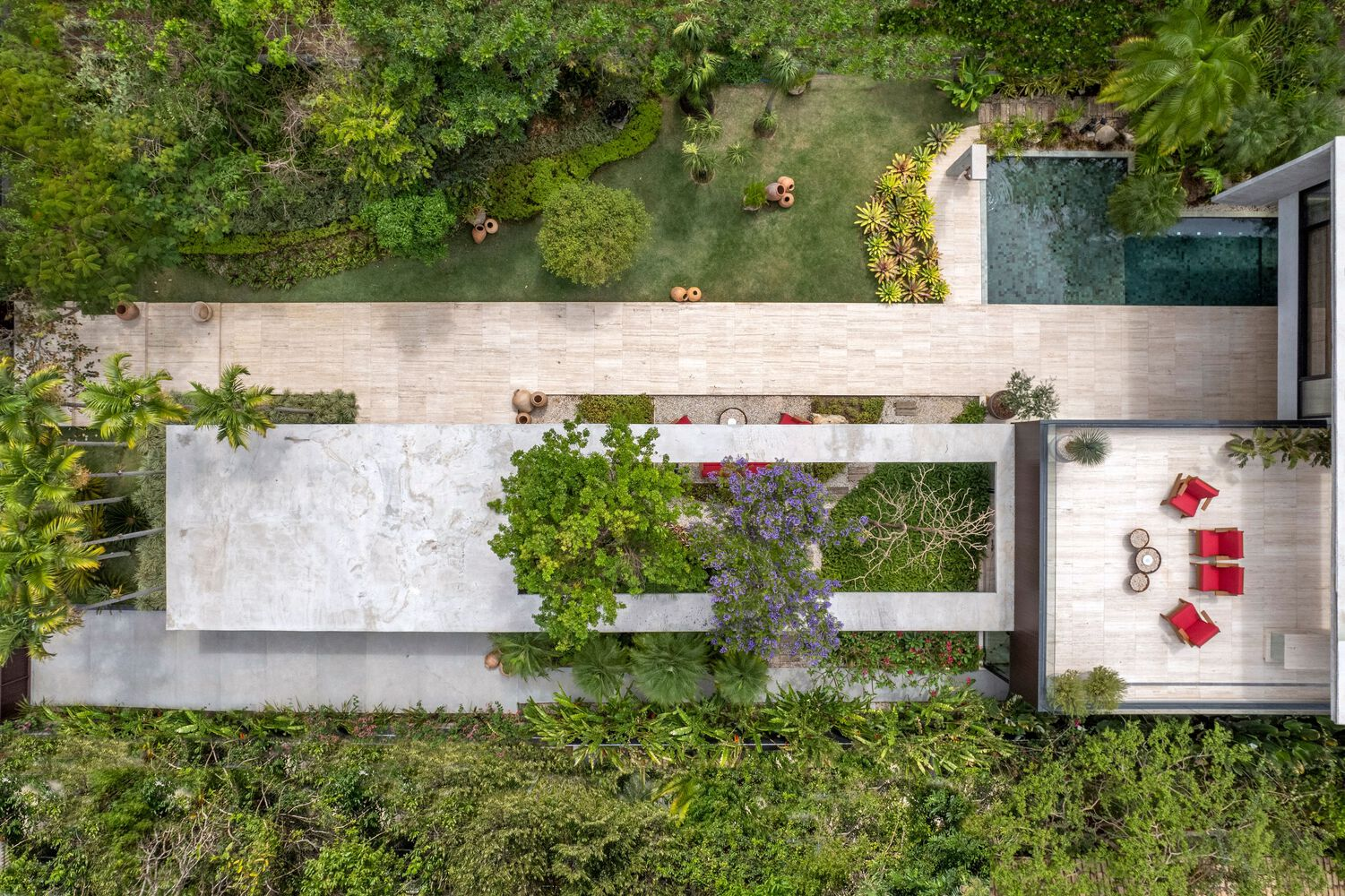 Modern Brazilian House Design in Harmony with Nature: Pirenópolis House ...