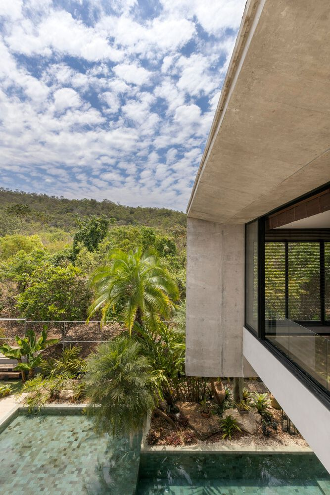 Modern Brazilian House Design in Harmony with Nature: Pirenópolis House ...