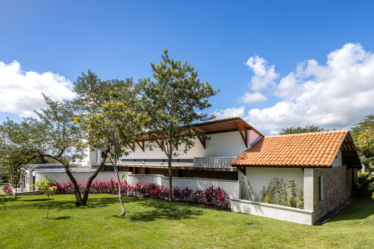 Discreet House by Jirau Arquitetura: A Harmonious Blend of Simplicity ...