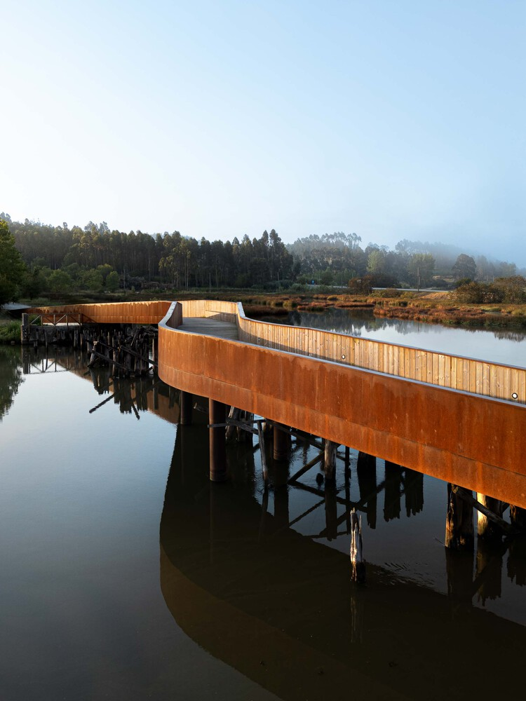 Pedestrian Bridge Design Over the Fareja Bridge by Rómulo Neto ...