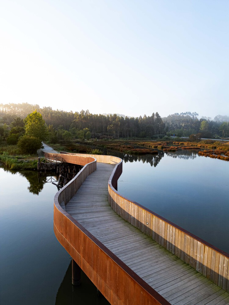 Pedestrian Bridge Design Over the Fareja Bridge by Rómulo Neto ...