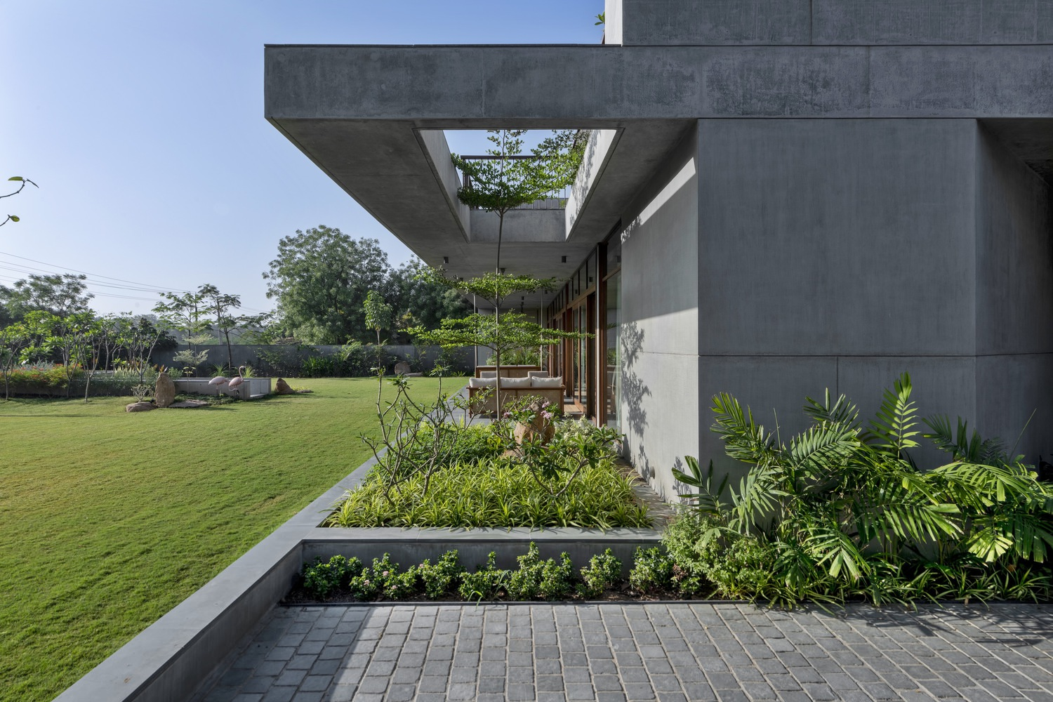 The Monolithic House by MODO Designs: A Contemporary Courtyard ...